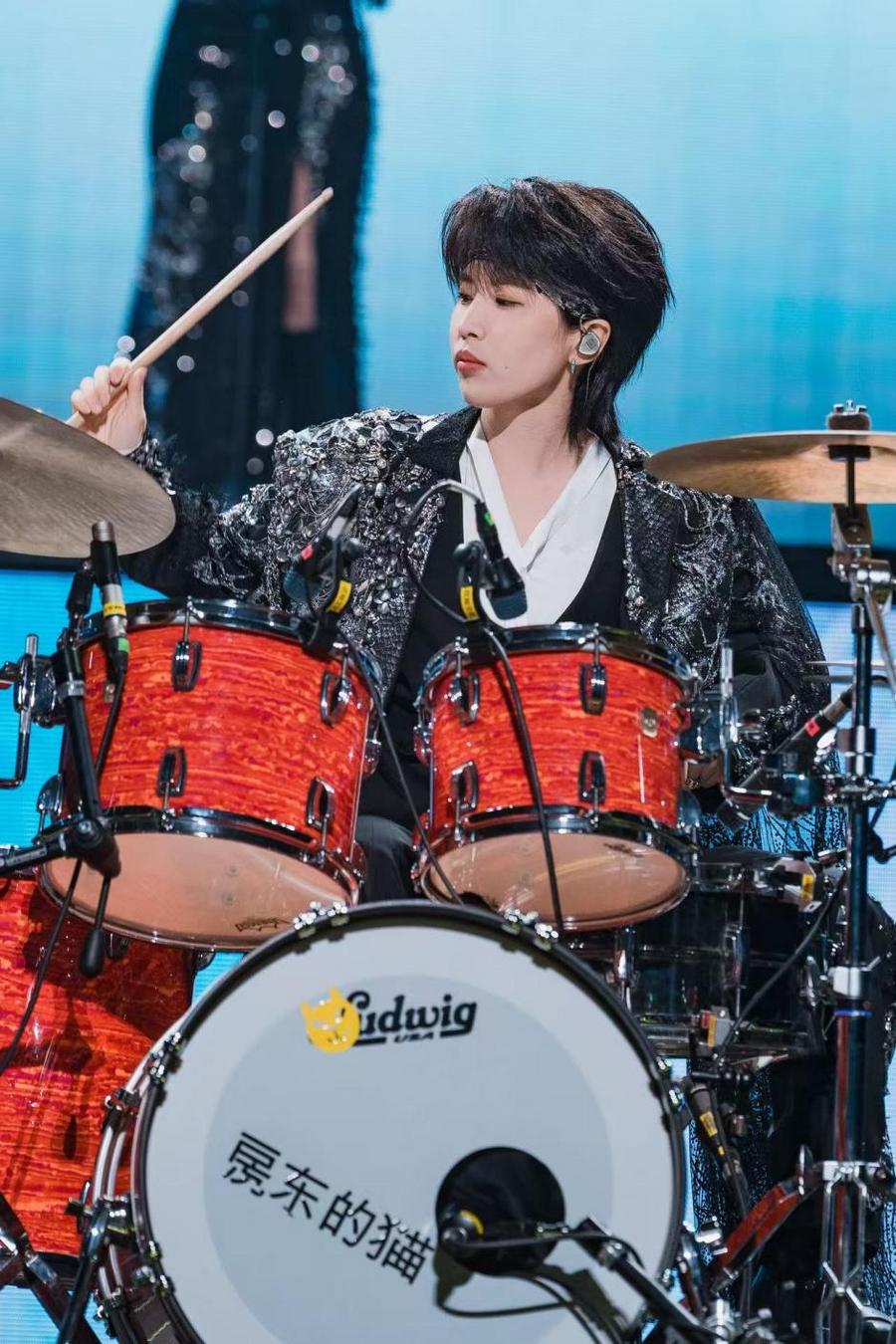 房东的猫「世界/青年」2025巡回演唱会南京站圆满落幕：青春回响，浪漫金陵！ - 音乐 - 南方娱乐网